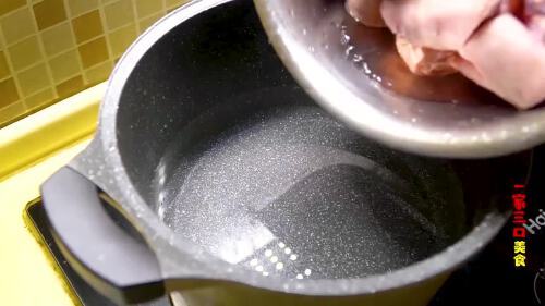 猪蹄别样做法不用一粒盐一滴水软糯香滑包你满意!