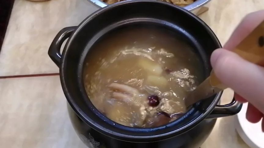 广东养生汤:芡实茯苓无花果煲鸡汤,滋阴祛湿,增强免疫力