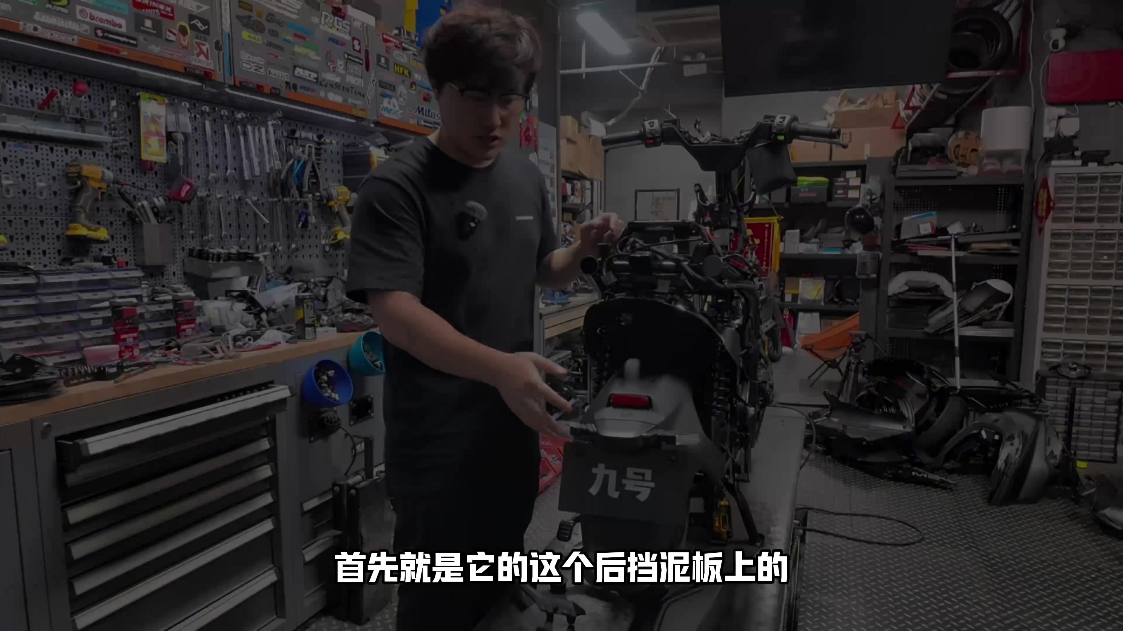 九号M5车架内部细节确实还挺多,预留的接口也方便后期升级原厂周边...