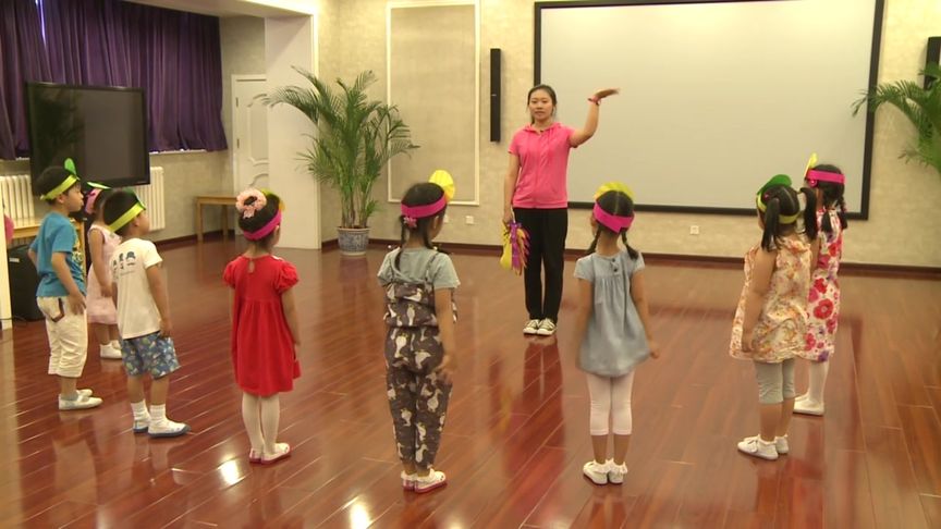 幼儿园中班音乐游戏:扫落叶