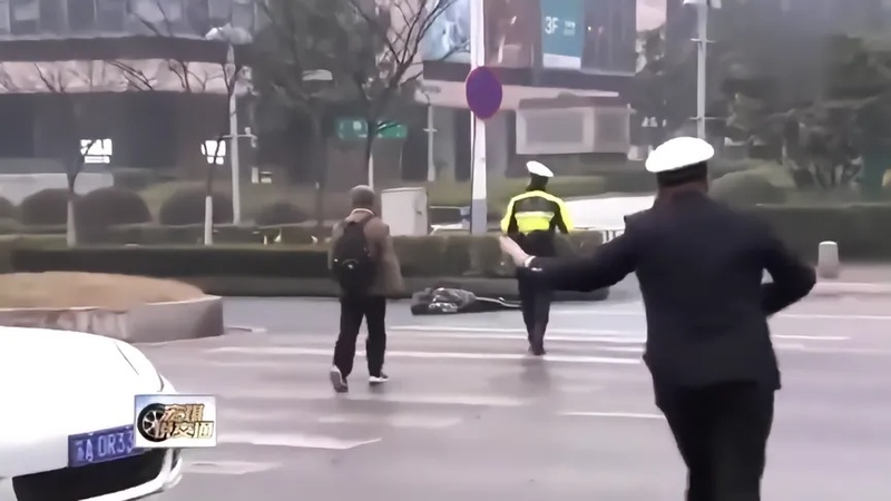 汽车撞到人没停车,交警去拦反遭怒怼,民众都看不下去了