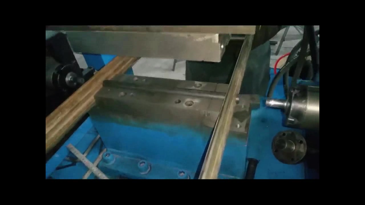 武汉埃瑞特钢管梯子涨铆一体机,爬梯制造设备