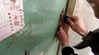 寝室门弱爆了,用饭卡就能打开,我去,以后出门一定要反锁