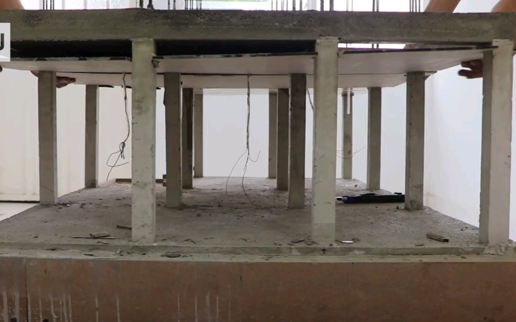 拆模板,一楼框架结构成型装修刮大白