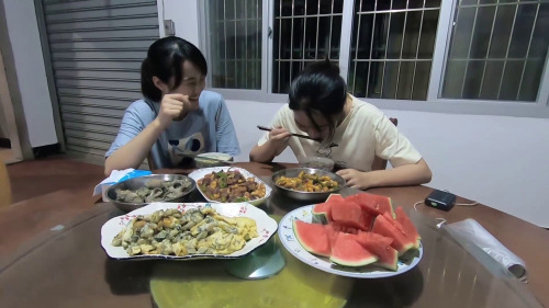 猪猪带皮皮出海收竹笼,没想到自己晕船了,给皮皮煮炖大餐犒劳