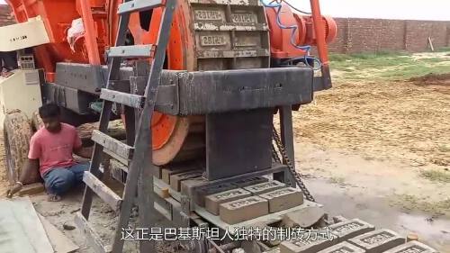 圆轮滚动泥土秒变砖!这台制砖机效率高到离谱