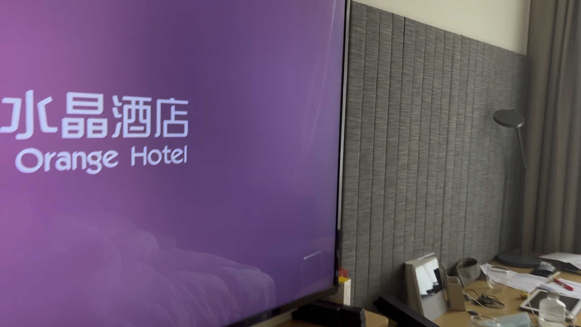 库存随拍:桔子水晶酒店电视开机的高雅宣传片