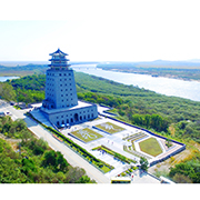 在防川景区吐泡泡 