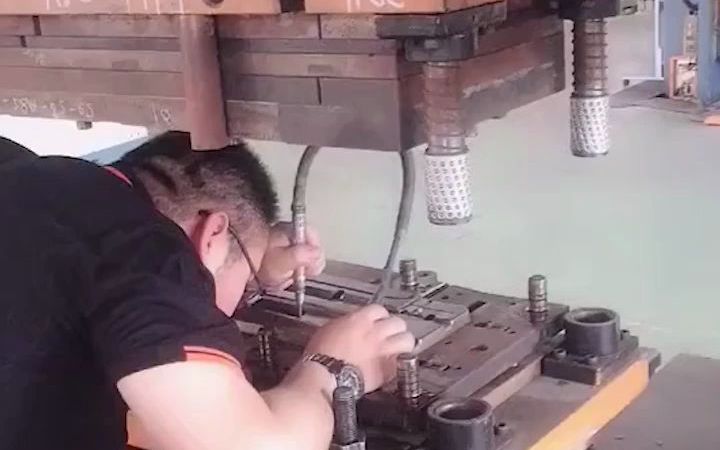 模具大师傅修模,震惊了老板,一不小心就成肉夹馍,太危险了