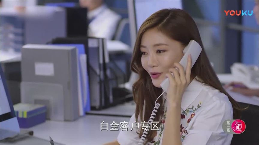 美女推销员给客户打电话推销产品,没想到客户听到推销就挂电话