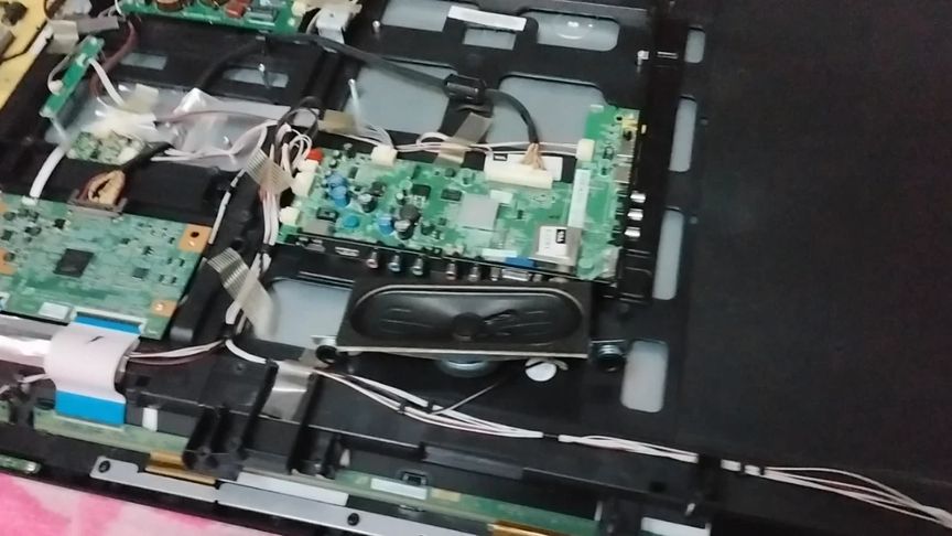 TCL液晶电视型号L55F3320-3D开机无反应,打开后盖检修电源电路。