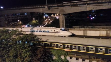 京沪线 D5435次(南通-南京)收班动车接近南京站交会HXD2B牵引旅游车