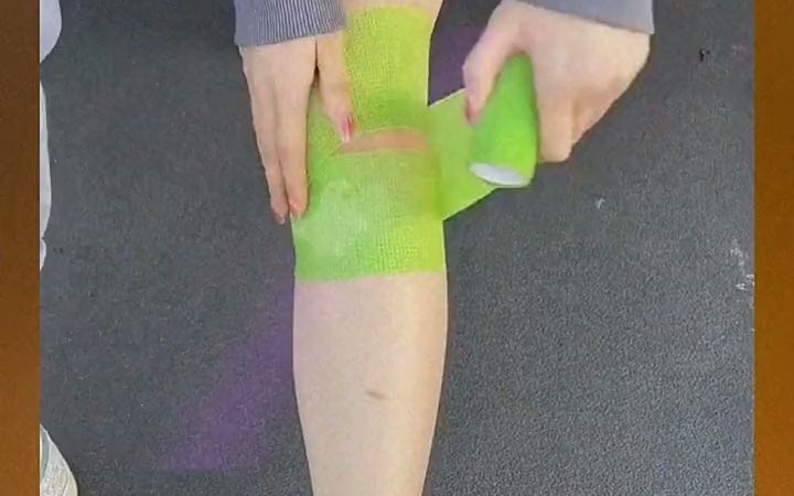 使用自粘弹性绷带,稳定膝盖的方法。