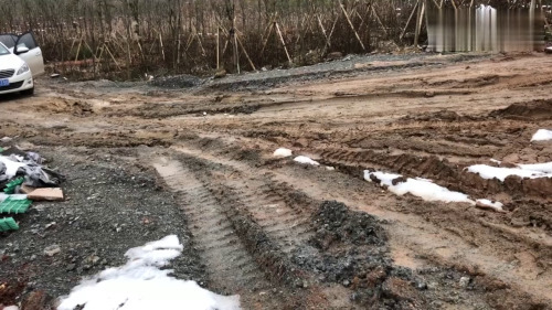 这样的陡坡烂路,敢开车上去的,绝对是老司机