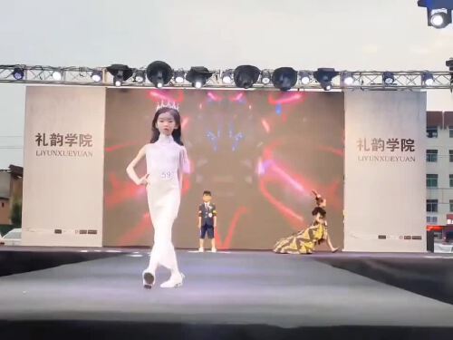 女孩子一定要让她学礼仪不然你都不知道她多丫气质