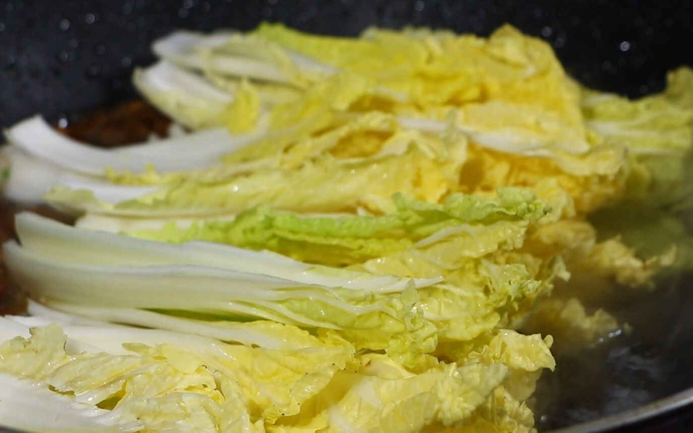 娃娃菜最好吃的做法,加入两个鸡蛋,简单一做上桌汤汁都不剩