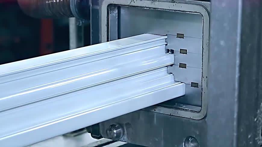 平时看到的塑料管都是这样加工出来的,像挤橡皮泥一样