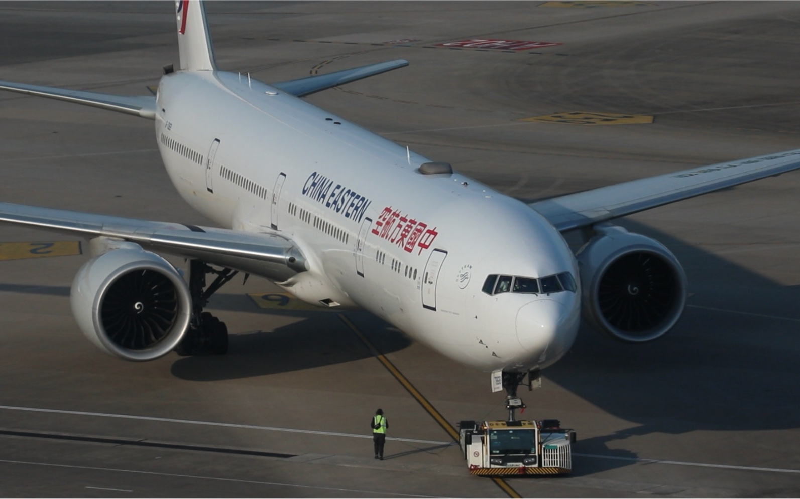 ...东航B777-300ER(B-7868)在虹桥机场推出至滑行全程,GE90引擎启动...