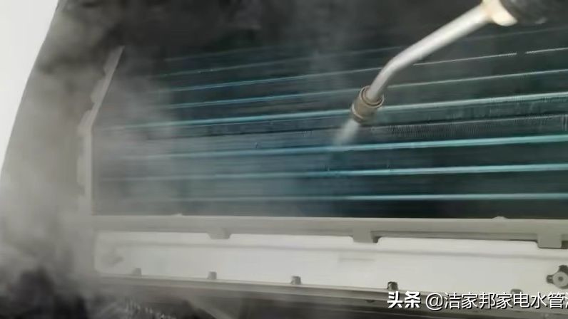 洁家邦专业设备对空调进行120℃高温蒸汽杀菌消毒!