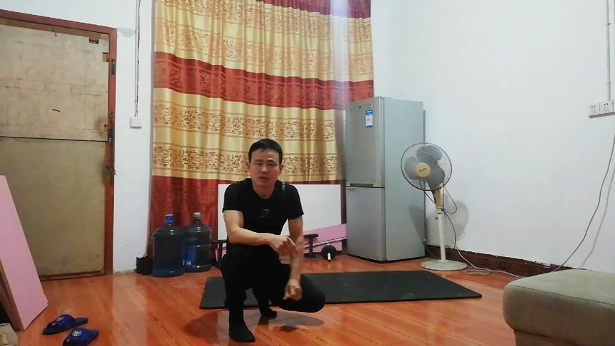 总是学不会自由倒立的,不妨先从这几种简单的倒立开始练起