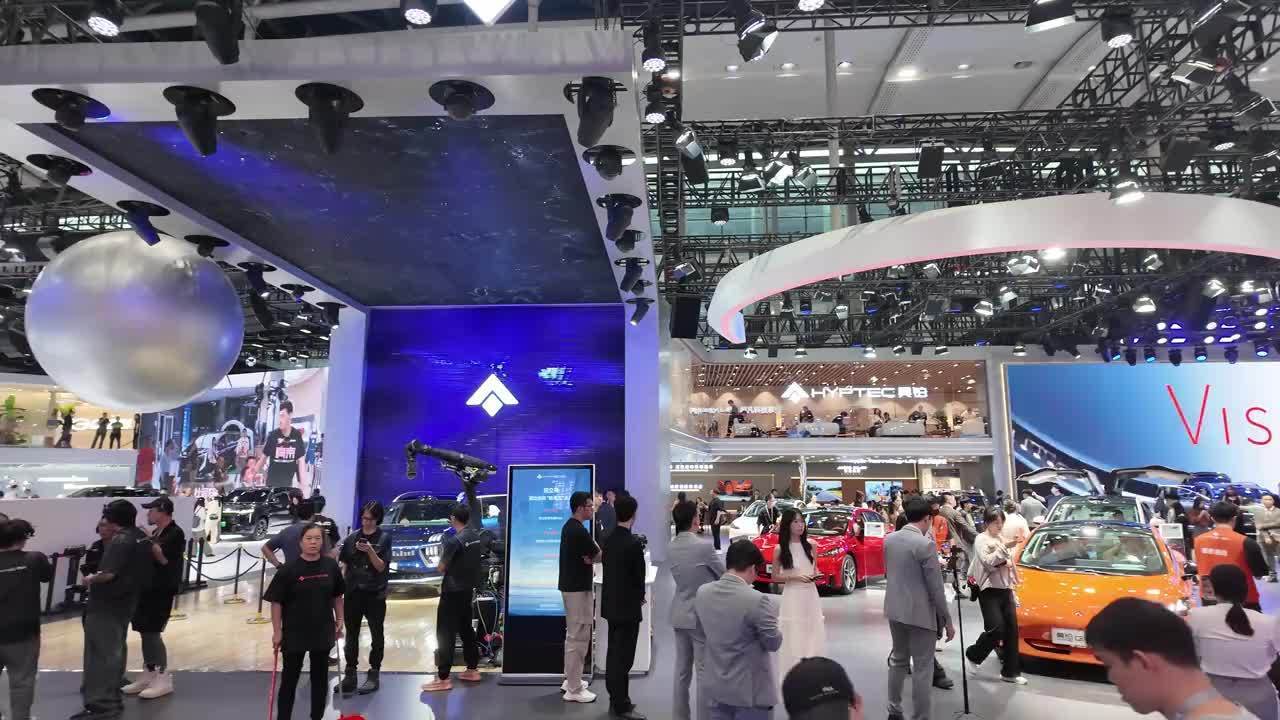 ...拥抱增程但还是很电动的昊铂 HL 
转眼间,昊铂品牌也推出增程式...