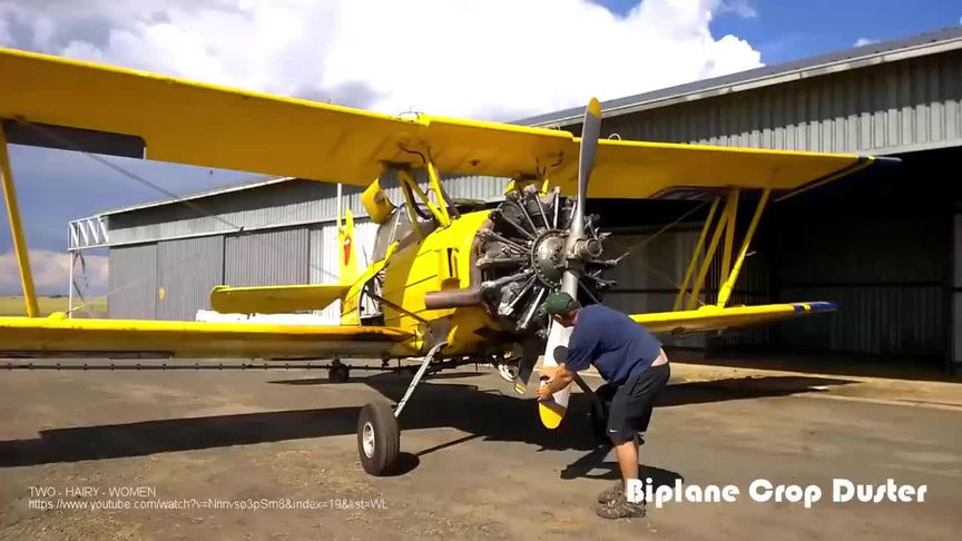 看这螺旋桨飞机启动的方式看着太搞笑了