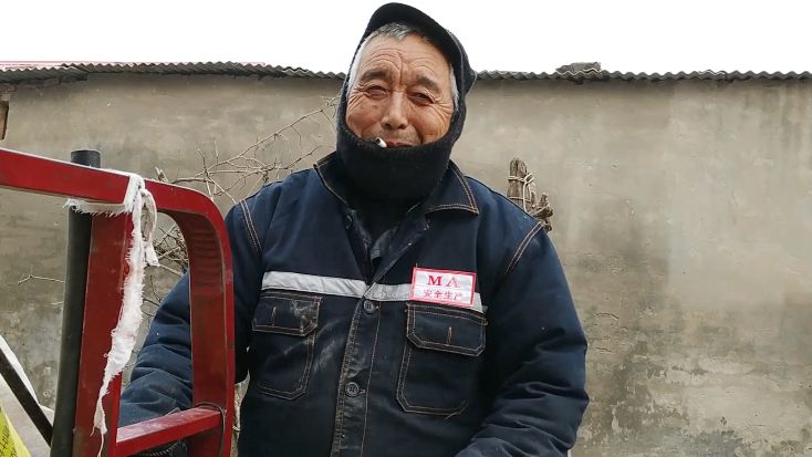 废纸又降价了,现在能卖多少钱一斤?农村63岁收废品大爷说出行情