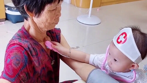 宝宝回家就模仿医生模样给奶奶测心率,后面排队的患者还真不少