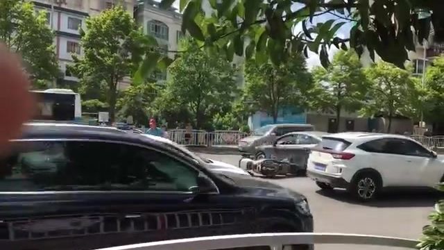 别克车双实线还敢左转弯,撞上电瓶车,负全责