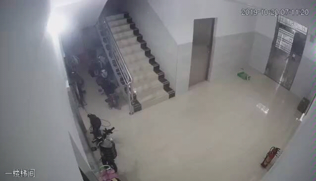 【短片】看到这个短片,你还敢不敢在楼道内给电动车充电?(监控实拍...