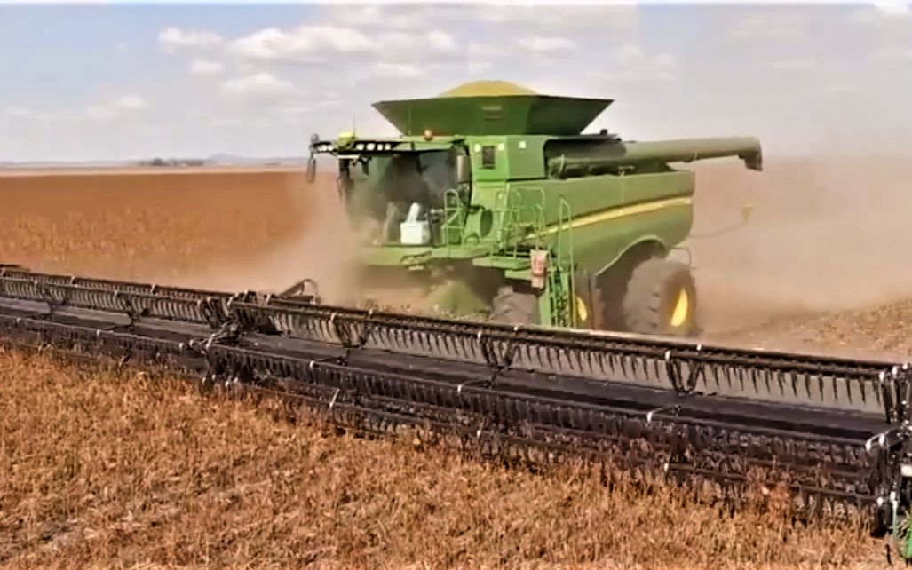 号称世界最大联合收割机18米的收割宽度,堪称地球理发神器