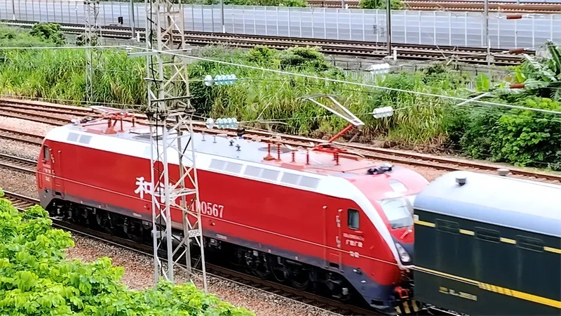 HXD1D牵引T253次列车从广州北站通过