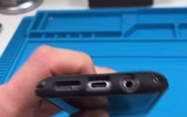 苹果lighting接口对比usb-C:耐用性和易清洁度暴力测试