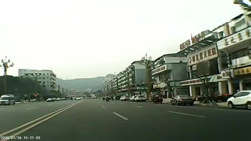 【行人过街需谨慎 千万不能马虎大意】行人过街应走人行横道或人行...
