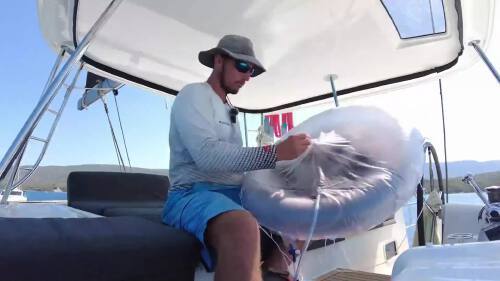 巧妙的太阳能蒸馏器充满气灌上海水晒会儿太阳就能喝到淡水