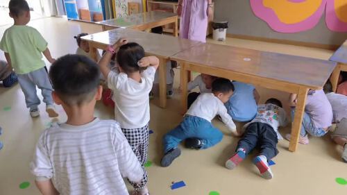 防震演练临"震"不慌,演练有方