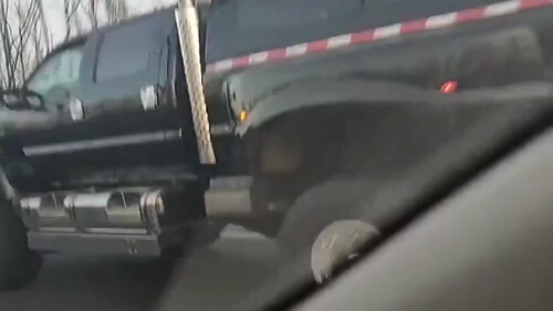 路上遇到一辆福特皮卡车,如果我没猜错的话,福建司机肯定是在去加油...