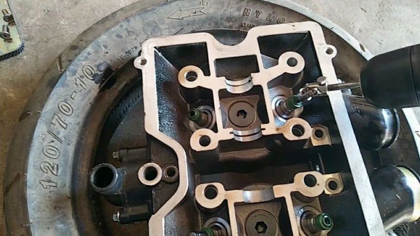 摩托车缸头气门气门研磨,小伙利用电钻自制维修工具!