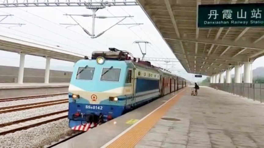 韶赣铁路丹霞山站 SS8牵引宁波至广州K209次列车进站停车