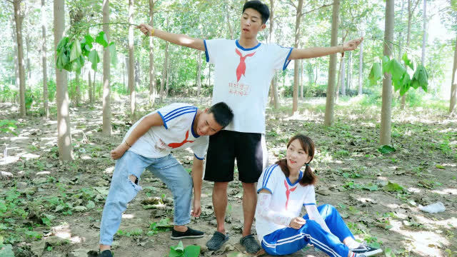 寓言故事1:伙伴们演绎真人版守株待兔