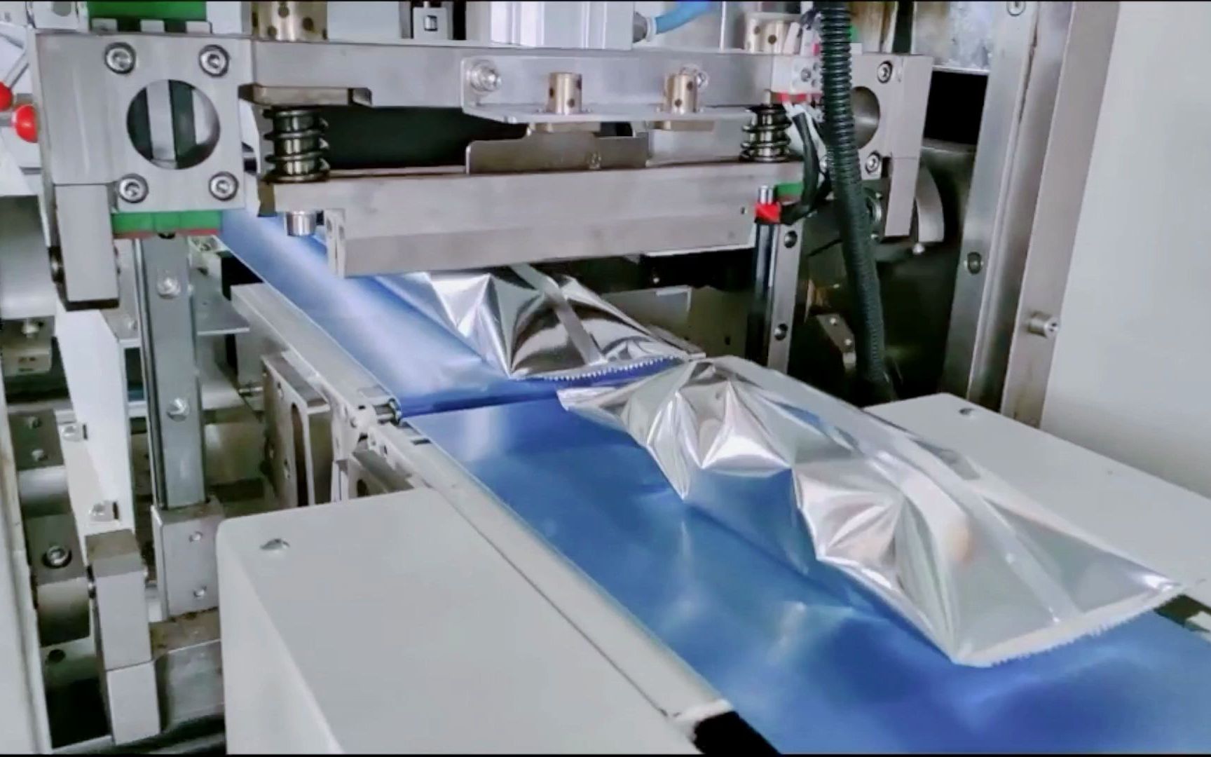 全自动枕式包装机 滤芯镀铝膜包装