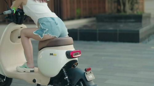 让她陪你出门你愿意吗电动车电瓶车电动自行车