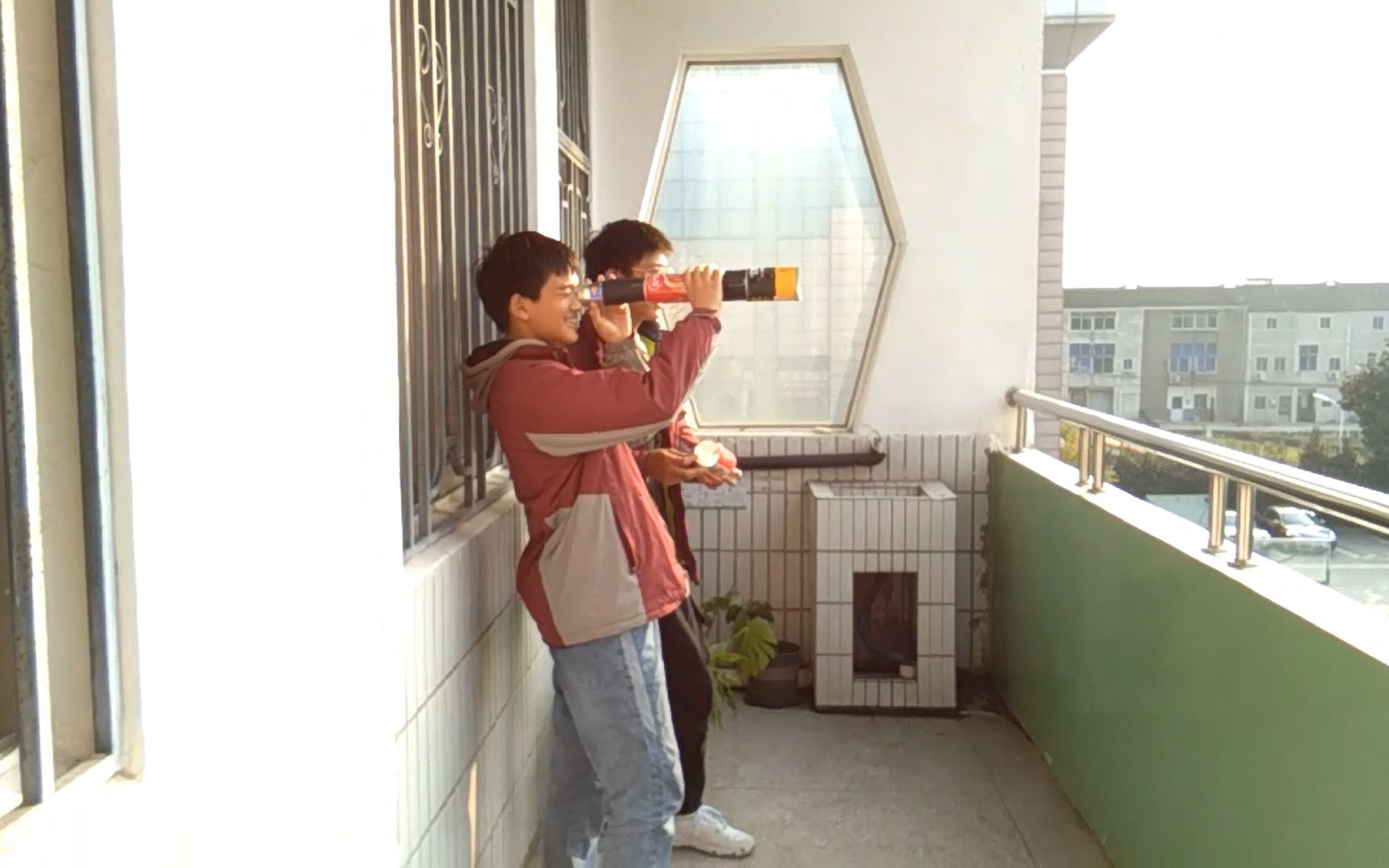 家庭DIY:变废为宝,利用饮料瓶制作伽利略望远镜