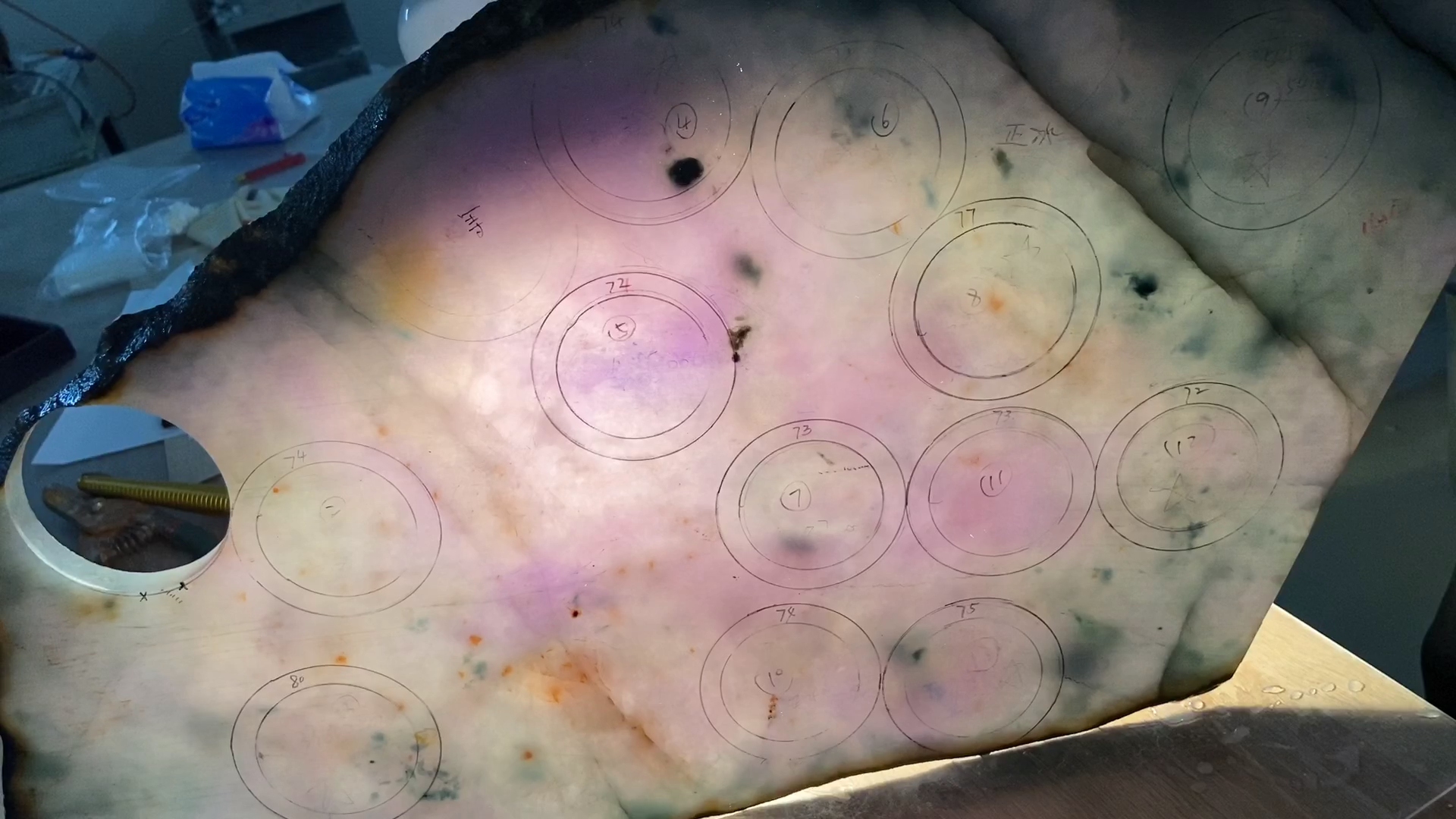 翡翠手镯是怎么做出来的?带你走进翡翠工厂,了解第一视角!