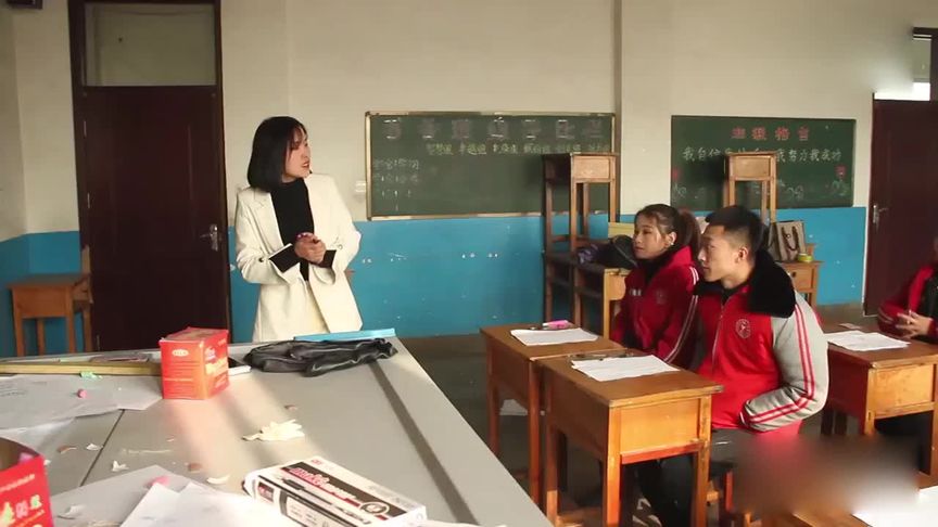 新来的学生做自我介绍,这名字一个比一个难念,看完真的太有才了