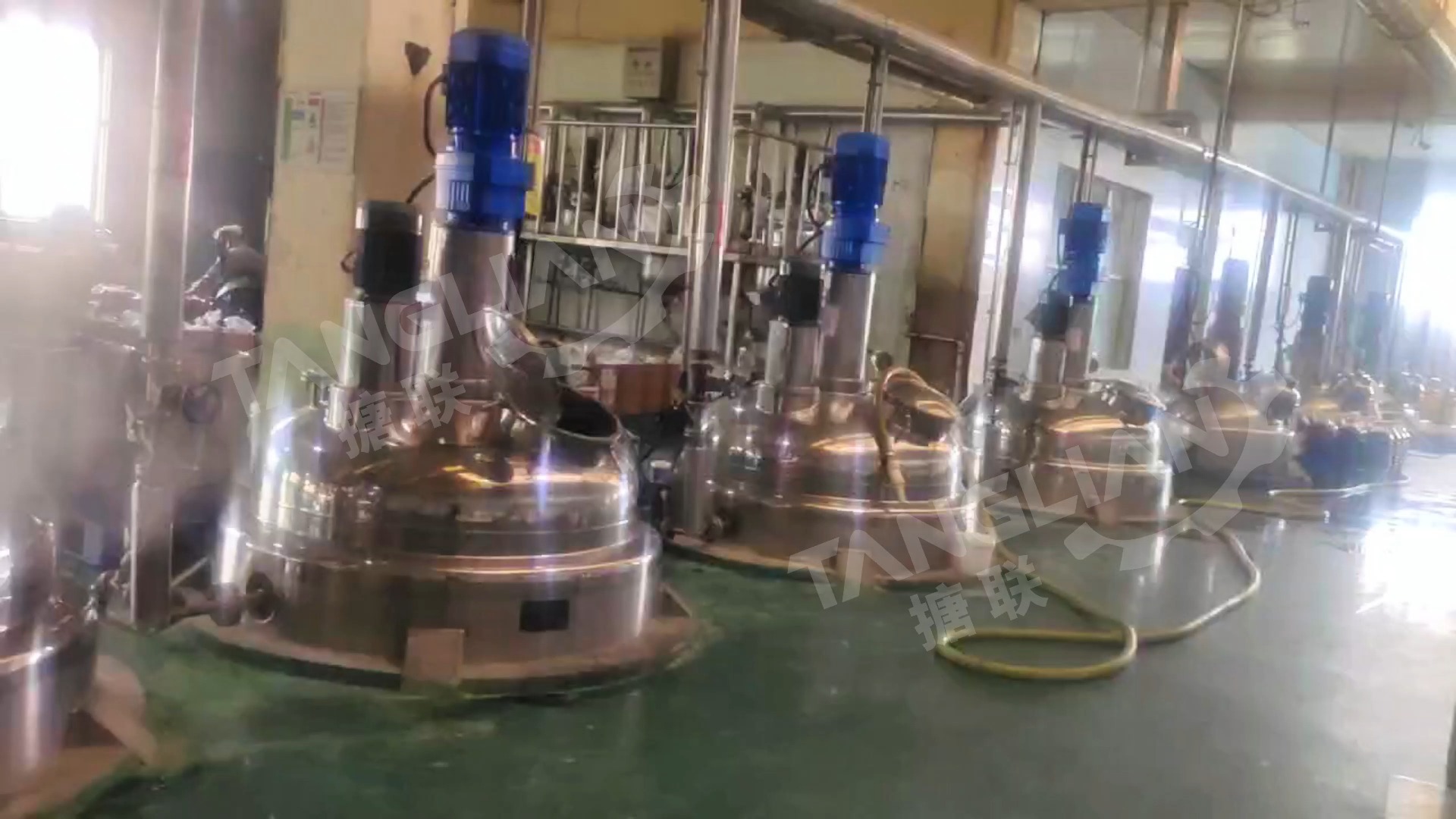 客户不锈钢反应釜安装现场 #安装现场 #不锈钢反应釜 #搪玻璃外包...