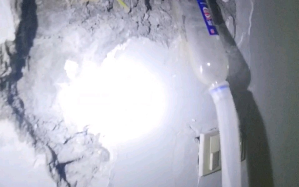 ...一楼入户门处电线管漏水一年多了,历经几批防水修漏团队(挖墙,楼面...