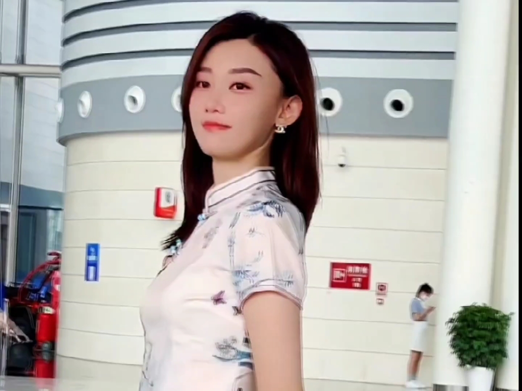 四大最美车模之首_张瑞尔