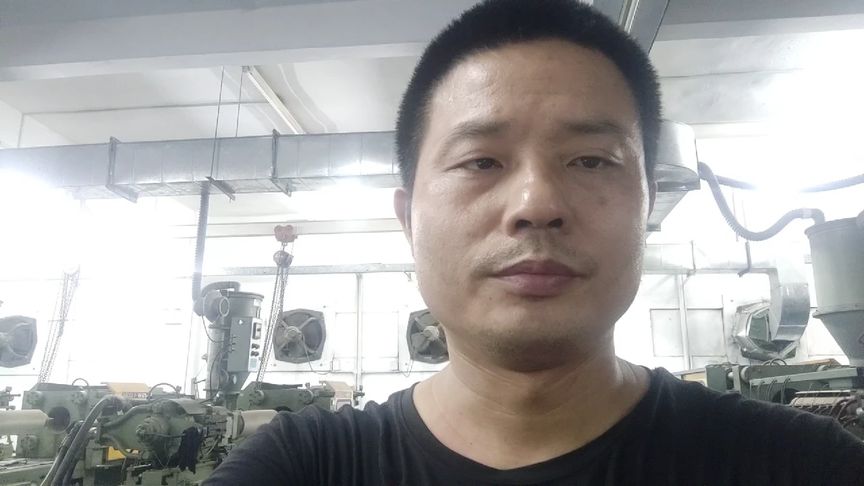 老古董注塑机坏了,第一天请人修不好不来了,又请人看一眼就走了