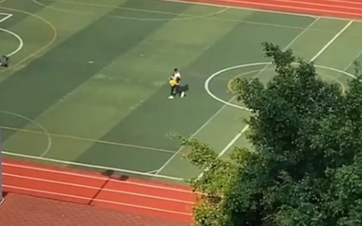 体质差?学校举行升旗仪式,半小时内竟有20多名学生接连晕倒